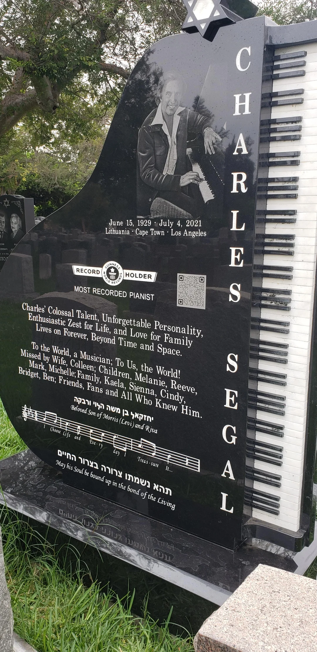 Piano gravestone | Scrolller