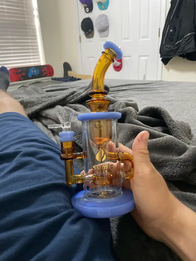 First bong, how high do I fill it with water 😭😭 | Scrolller
