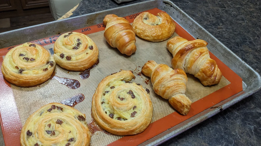 Pains aux raisins and croissants | Scrolller