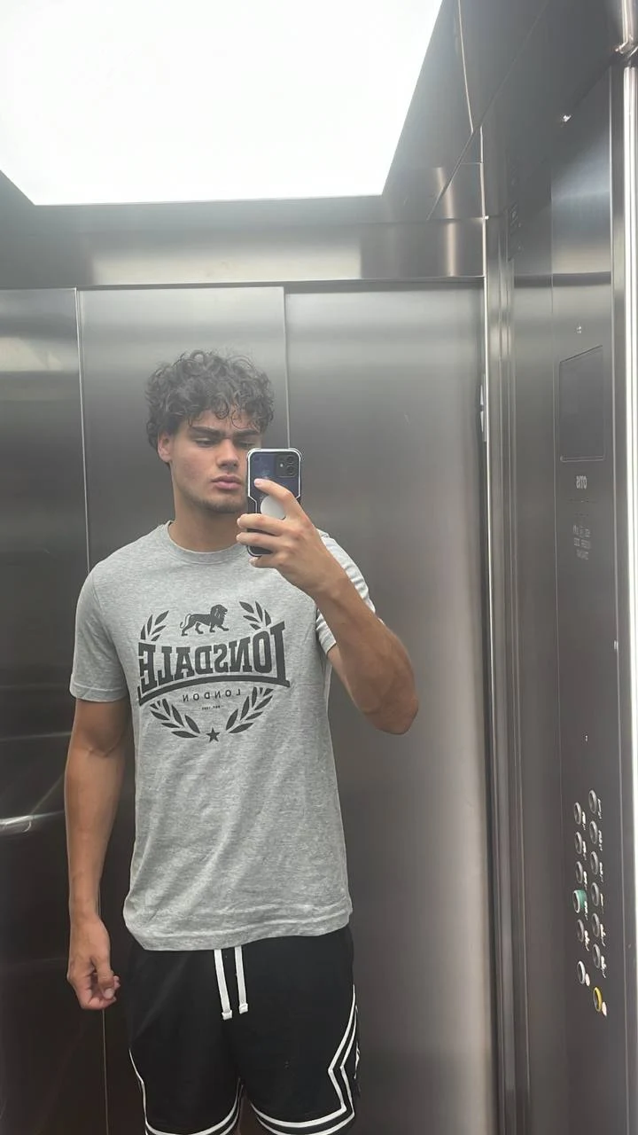 I want to share my photo and finally say without embarrassment - I'M GAY | Scrolller