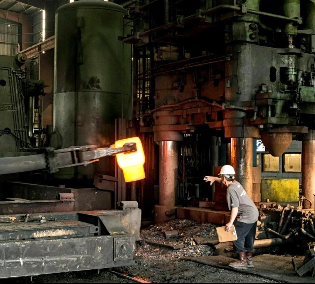 Loading forging press. | Scrolller