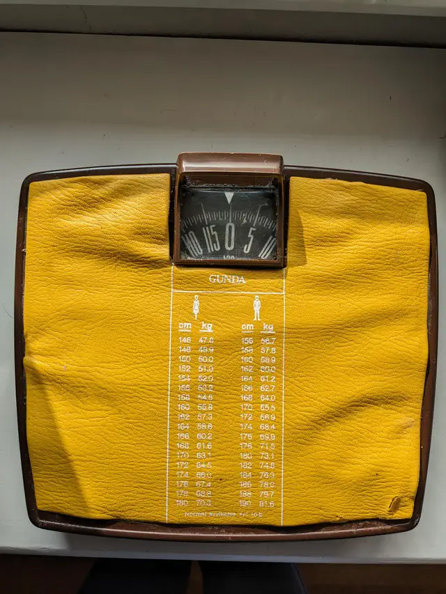 What's your "recommended" and real weight according to this 1960 bathroom scale? | Scrolller