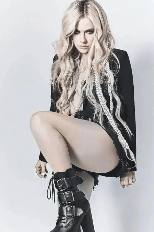 Avril Lavigne | Scrolller