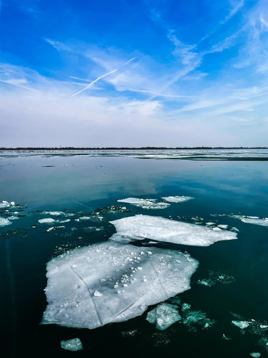 Icy Detroit river today | Scrolller