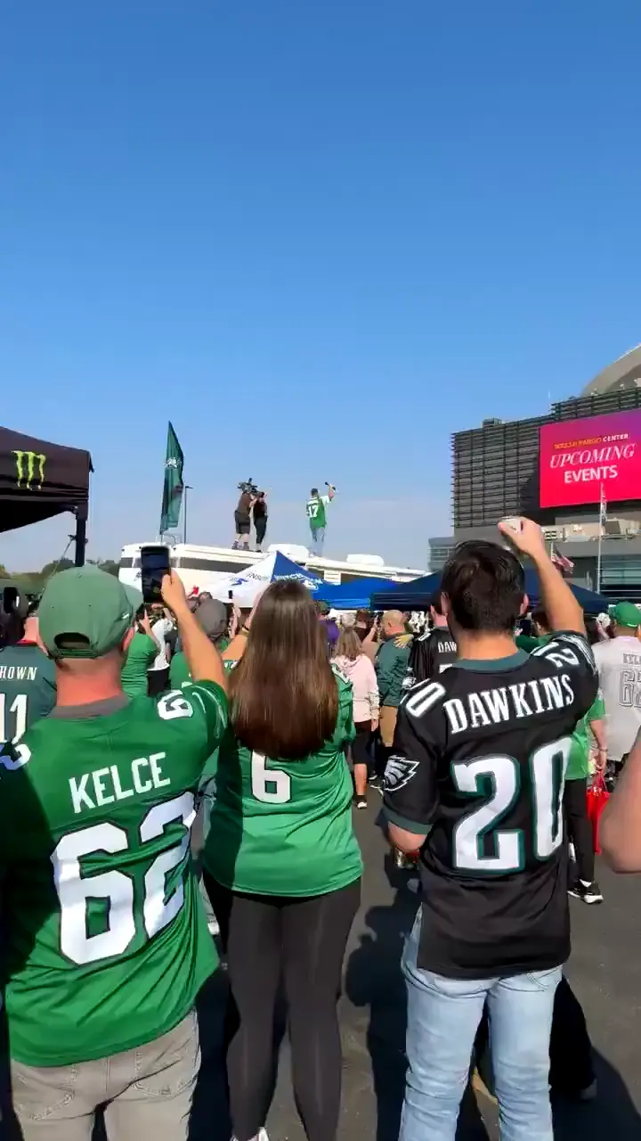 Eagles legend Jason Kelce showed up to a tailgate. | Scrolller
