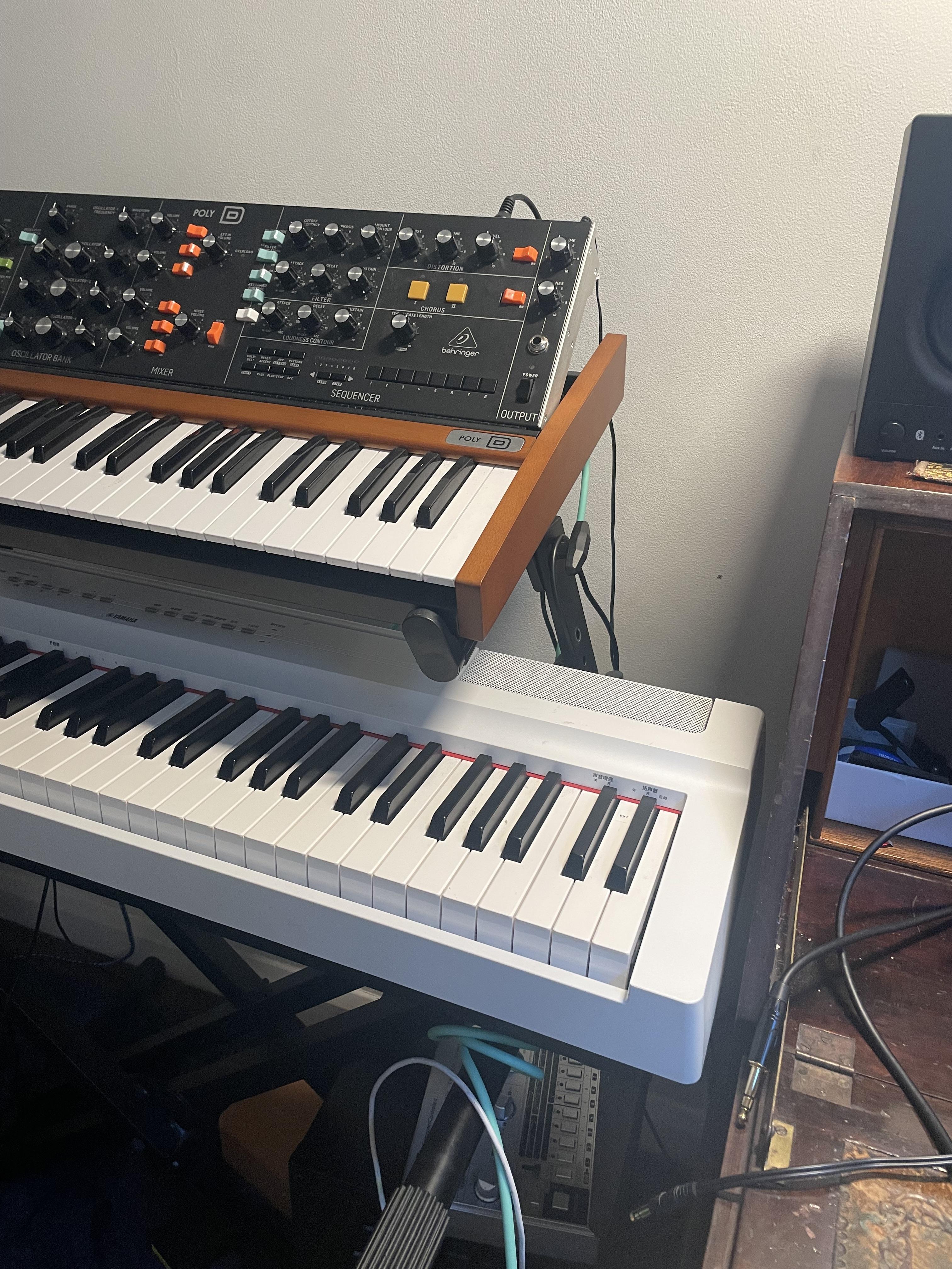 What’s the best way to mount either side of top synth? | Scrolller