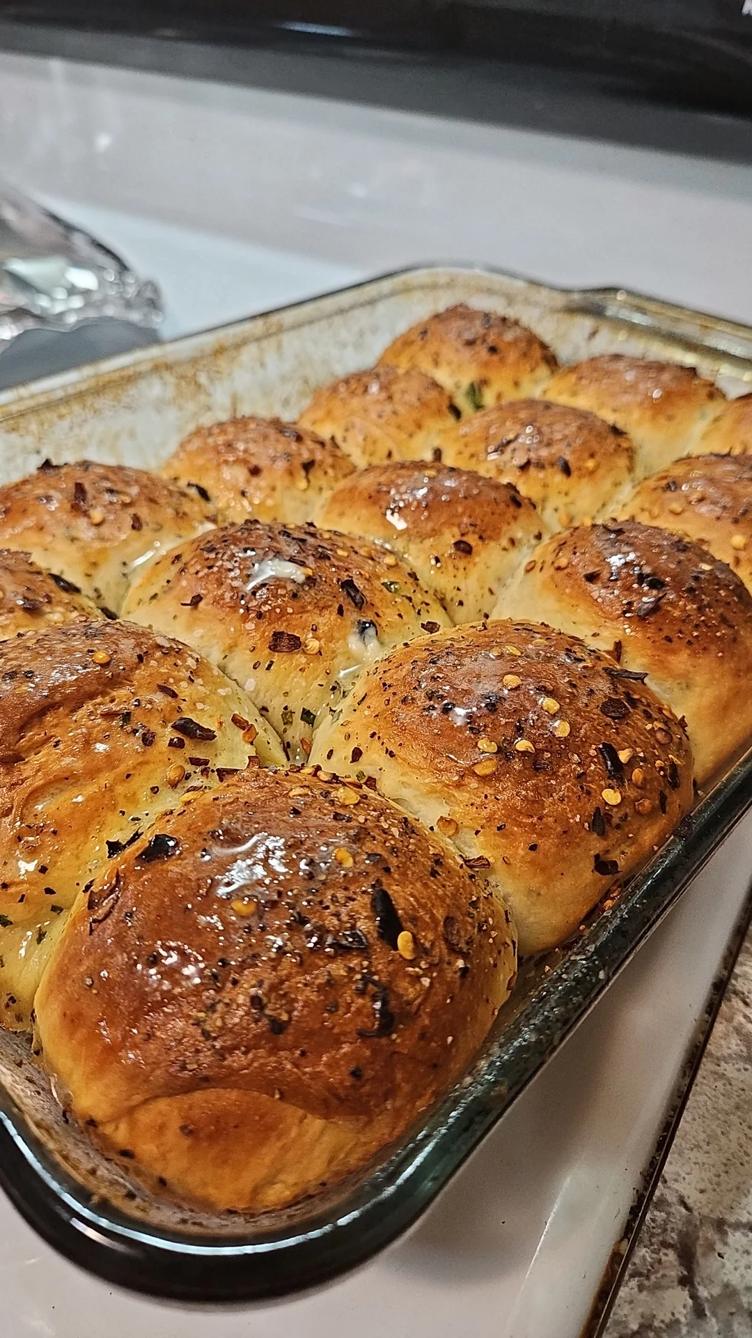 Sour cream & chive rolls | Scrolller