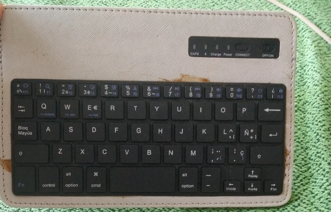 ¿Any clue on how to use the special characters on the right side of this keyboard? | Scrolller