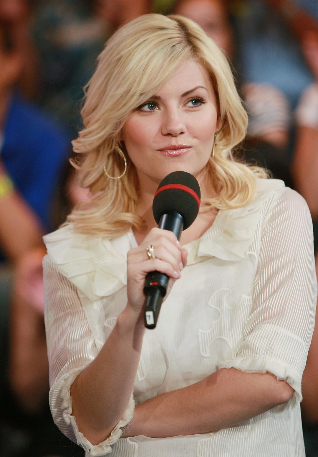 Elisha Cuthbert Scrolller