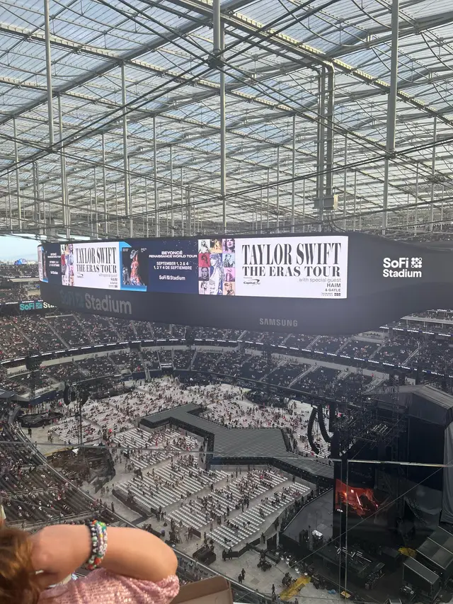 Eras sofi night 2 | Scrolller