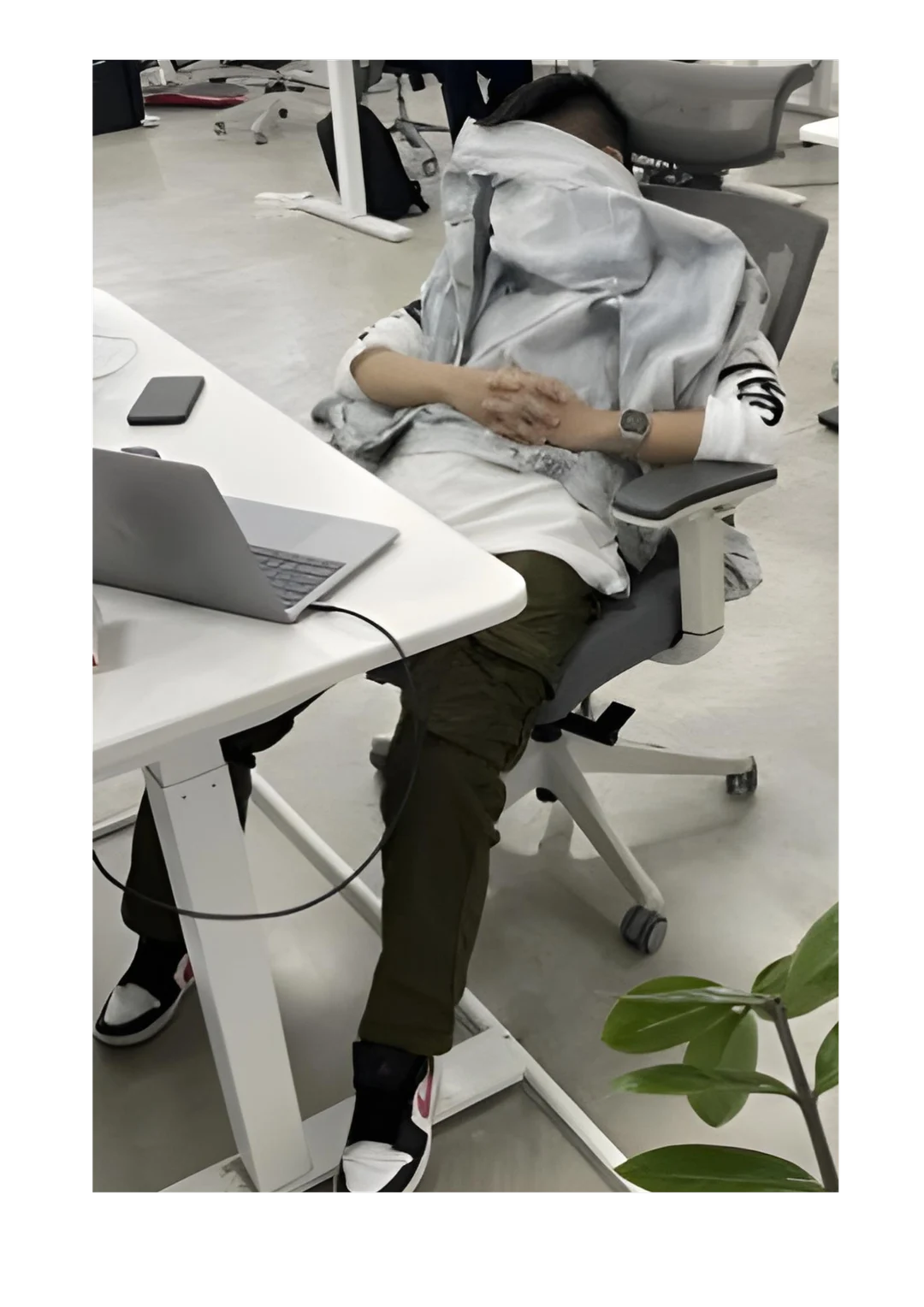 This is how I make use of my ergonomic chair for taking a nap at office! | Scrolller
