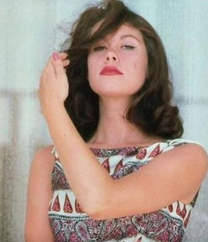 Elizabeth Montgomery as a bewitching brunette - 1961 | Scrolller