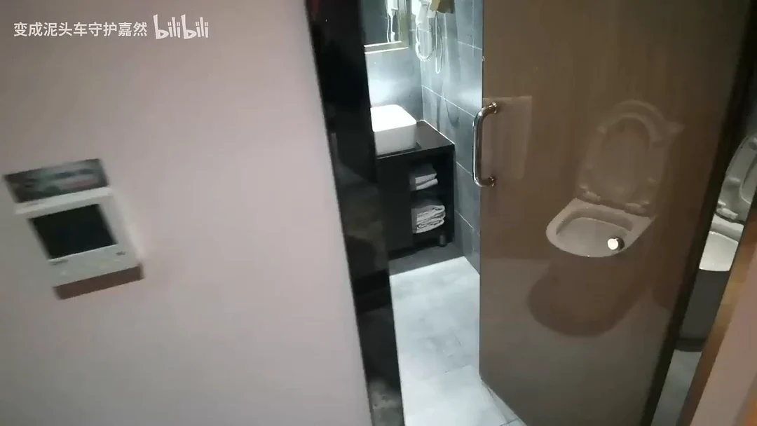 Guy gets assigned to random quarantine hotel room somewhere in China... | Scrolller