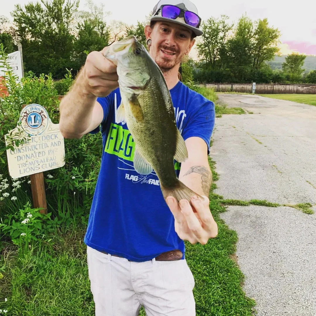 Decided to hit up a small pond next to the Mississippi and caught this little guy on the whopper ...