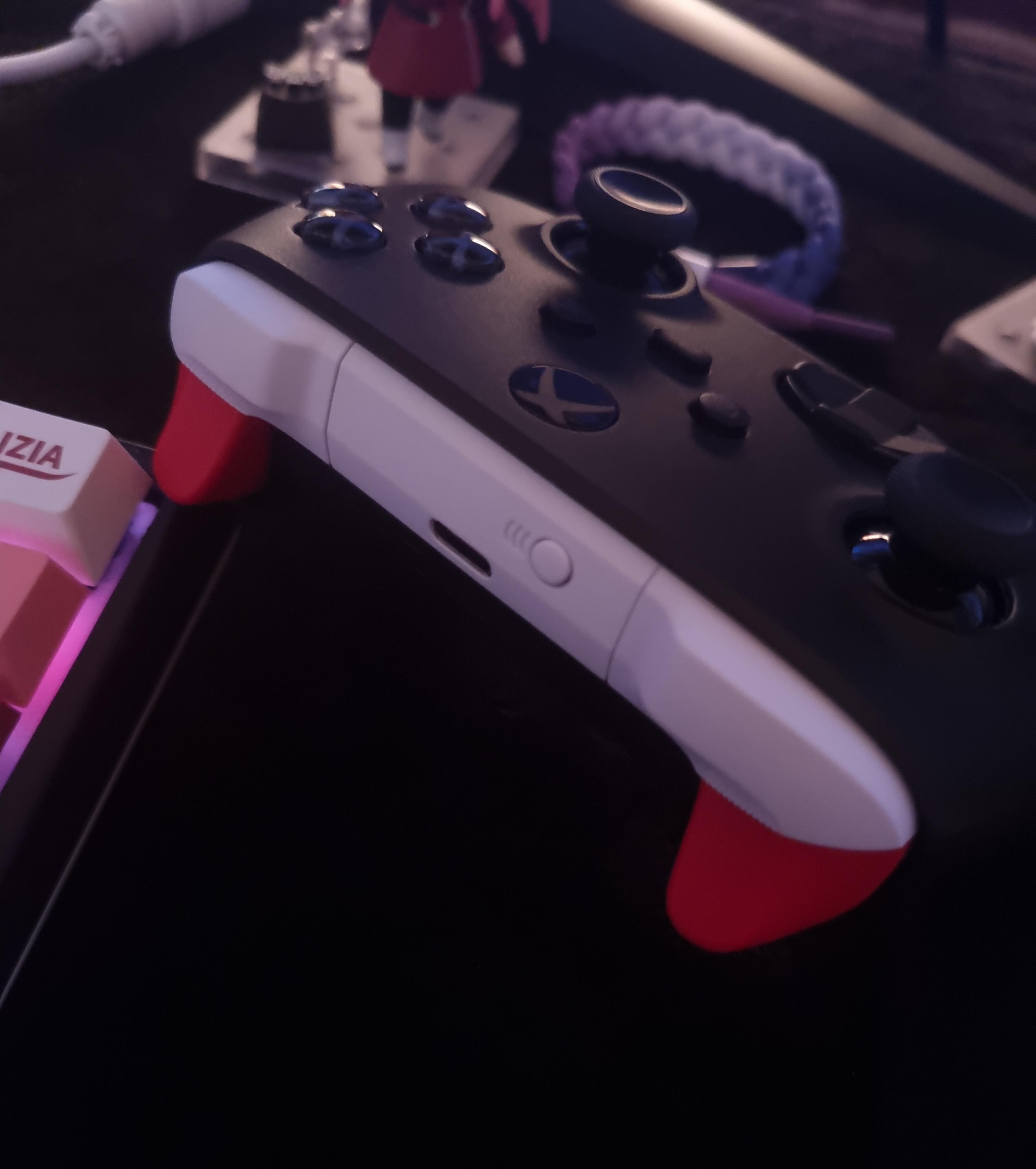 gave my controller the horns | Scrolller