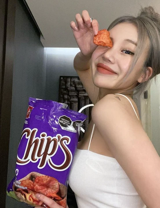 JooE with chips | Scrolller