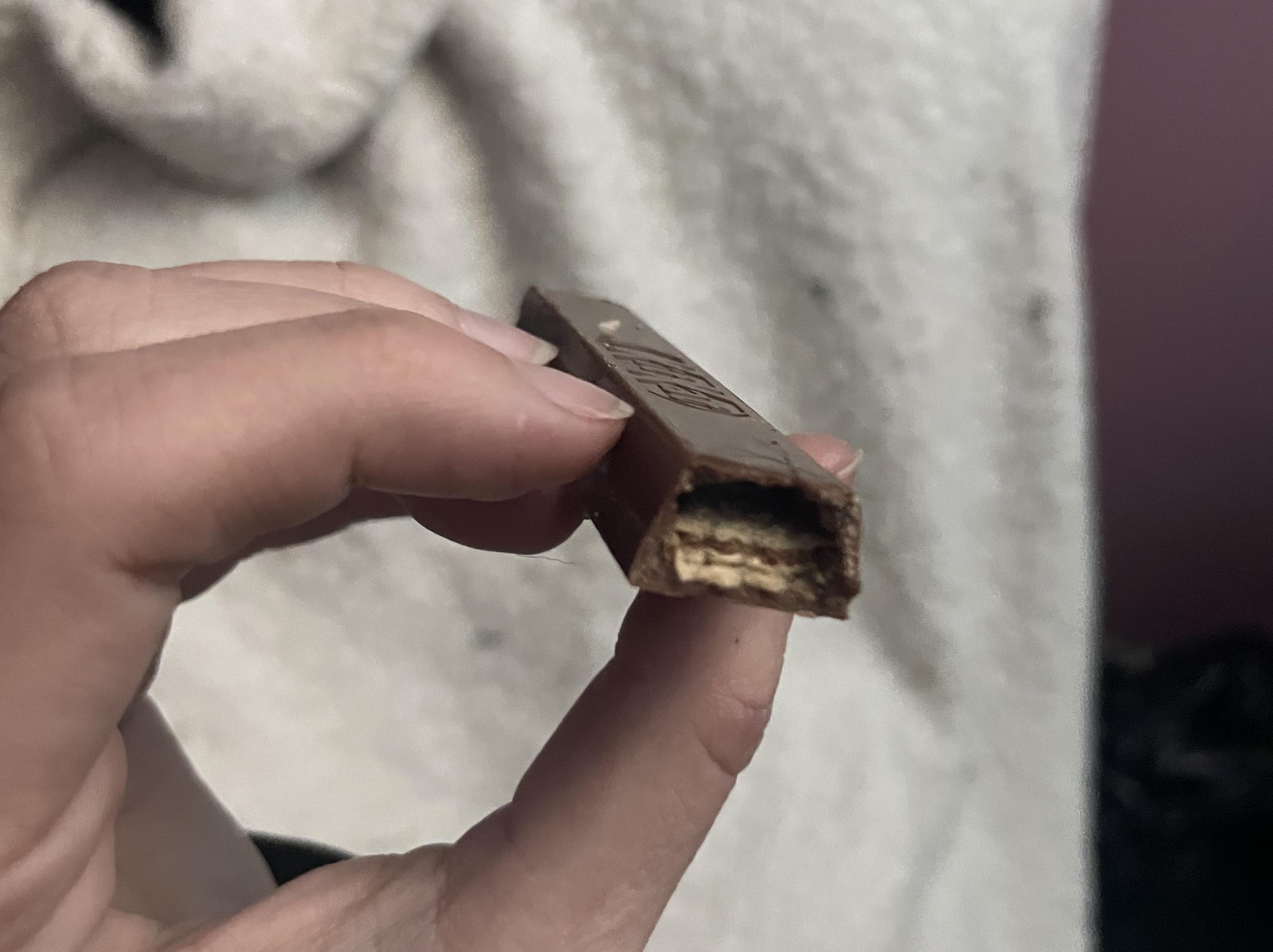 My kitkat only had half the wafer stack | Scrolller