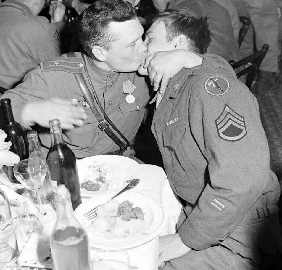 Friendship kiss between Russian and U.S soldier (1945) | Scrolller