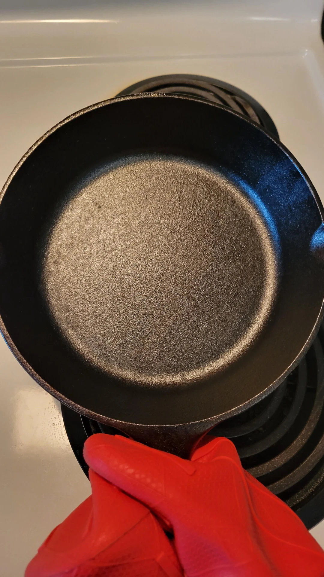 First Time Cast Iron user, and I seasoned my Lodge CI for the first time. | Scrolller