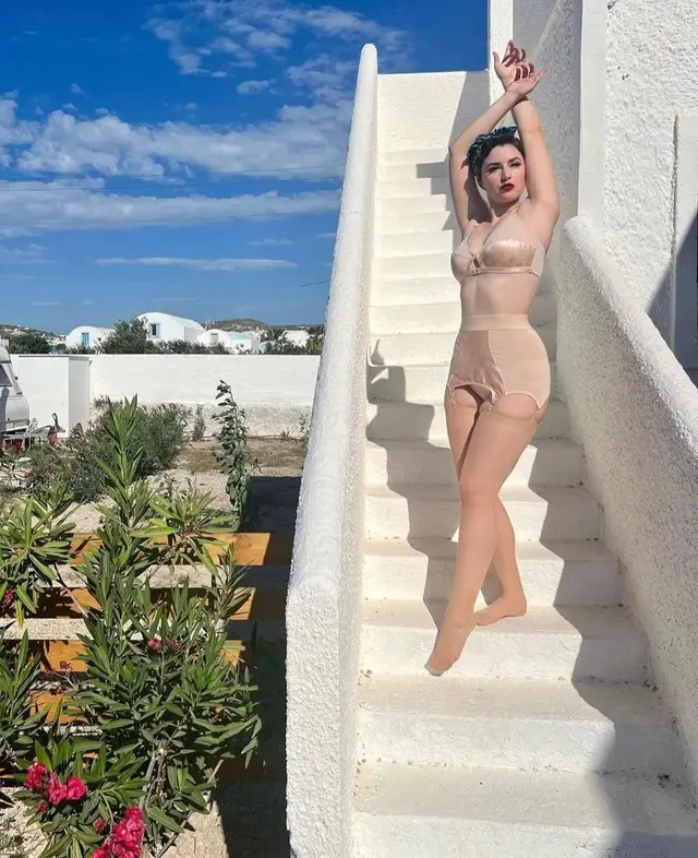 Audrey Hipturn | Scrolller