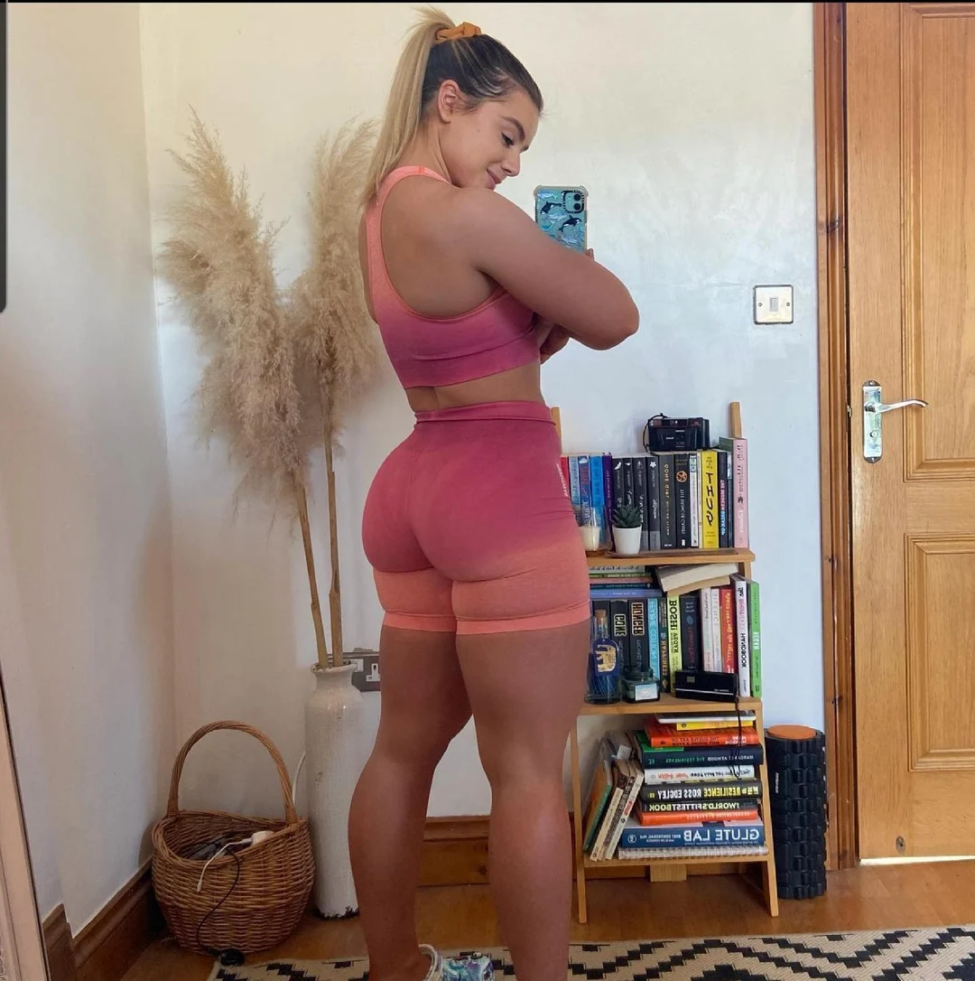 Ellen Willard taking a hot belfie | Scrolller