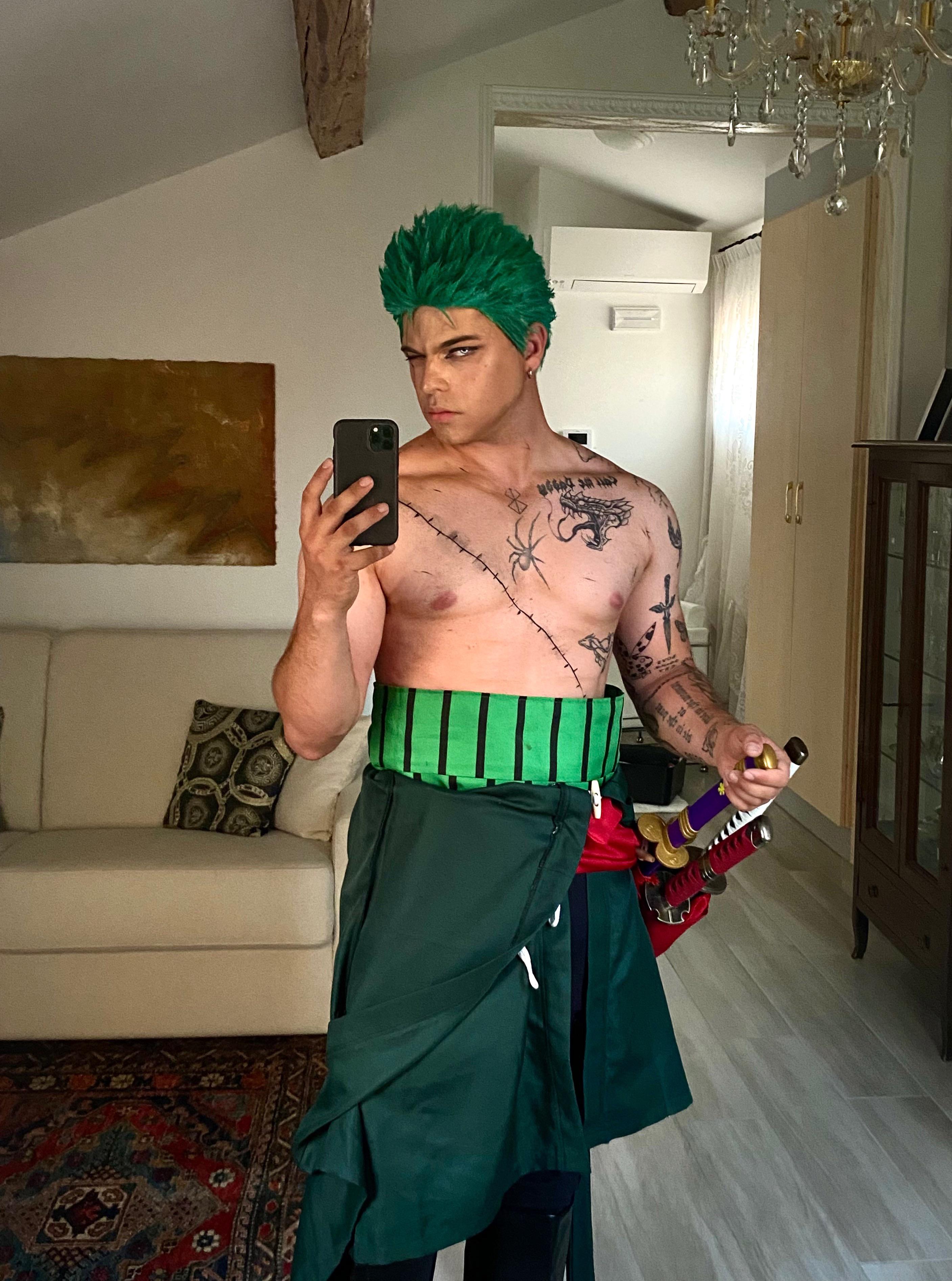 Zoro Cosplay | Scrolller