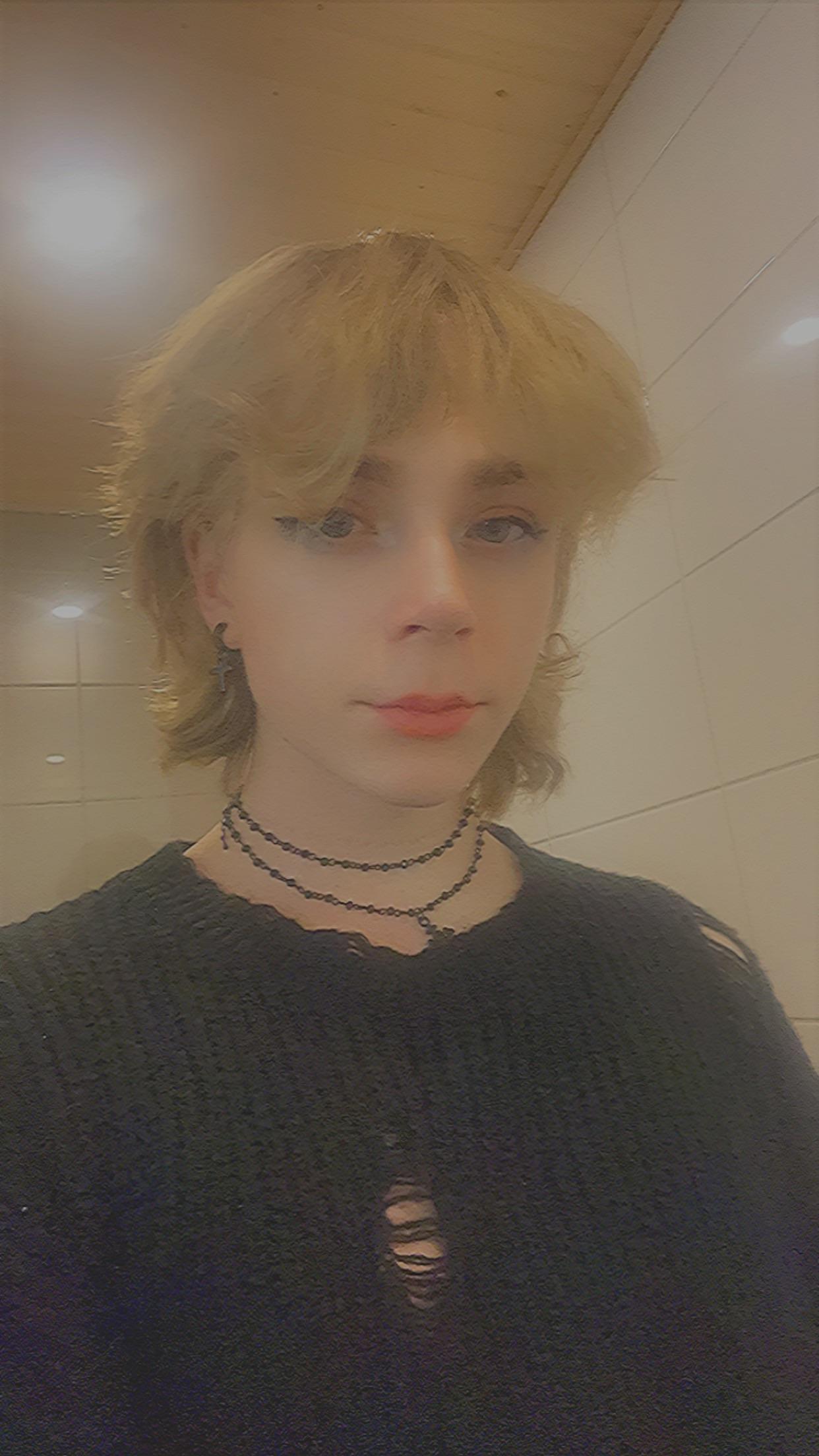 Hiya 😌 | Scrolller