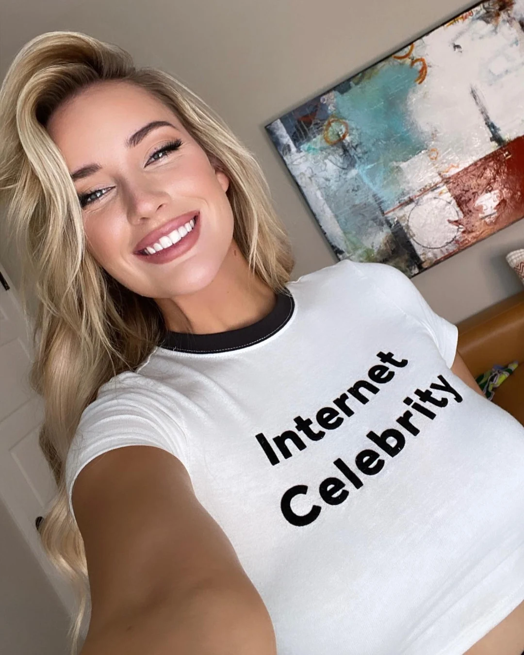 Internet Celebrity Scrolller 1032