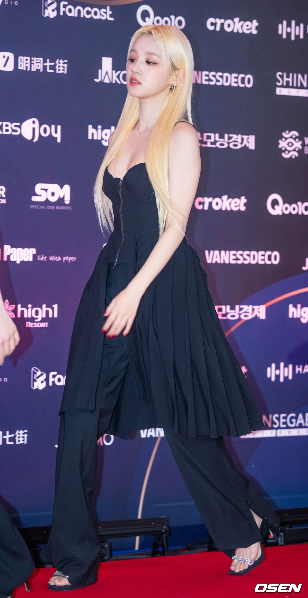 (G)I-DLE - Yuqi | Scrolller