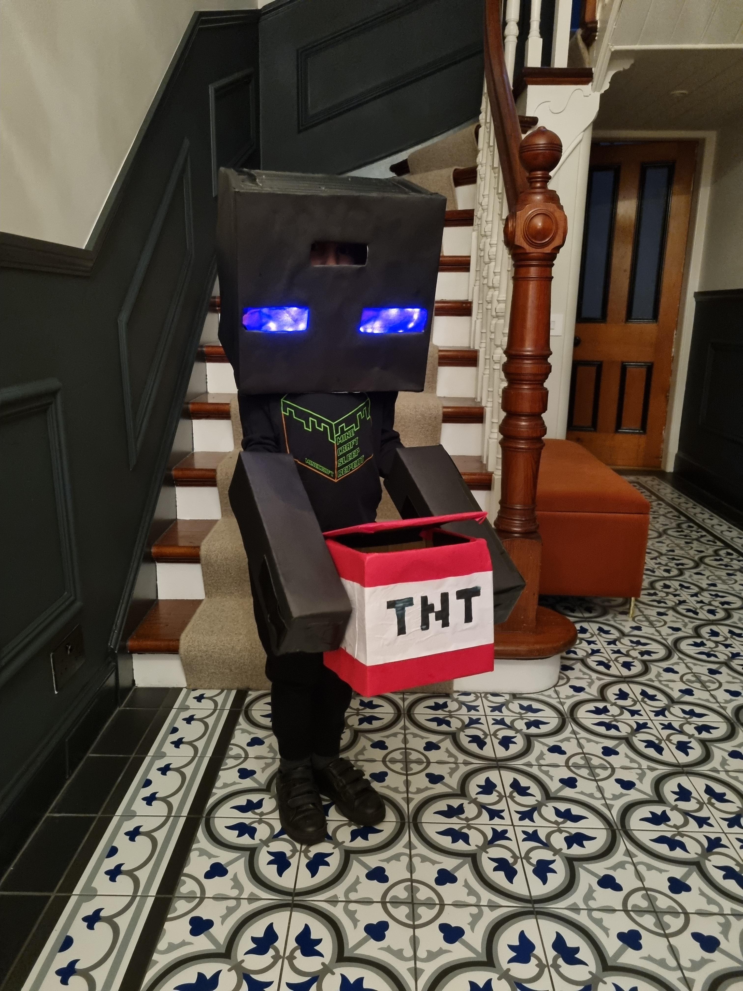 DIY Enderman Costume | Scrolller
