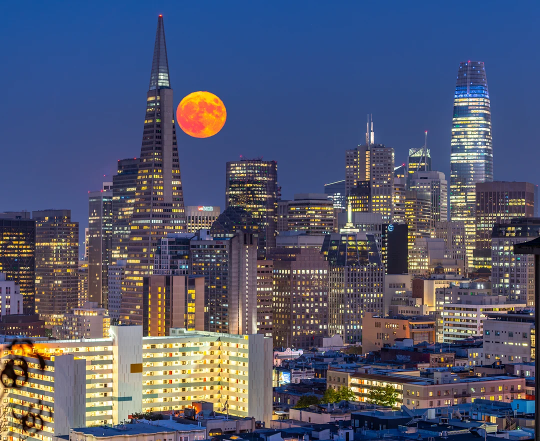 Supermoon rising in San Francisco | Scrolller