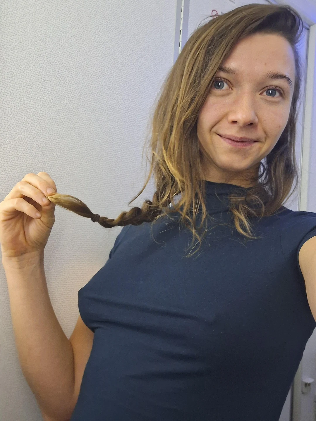 Took this braless selfie in airplane 😅 ... have a great Friday! | Scrolller