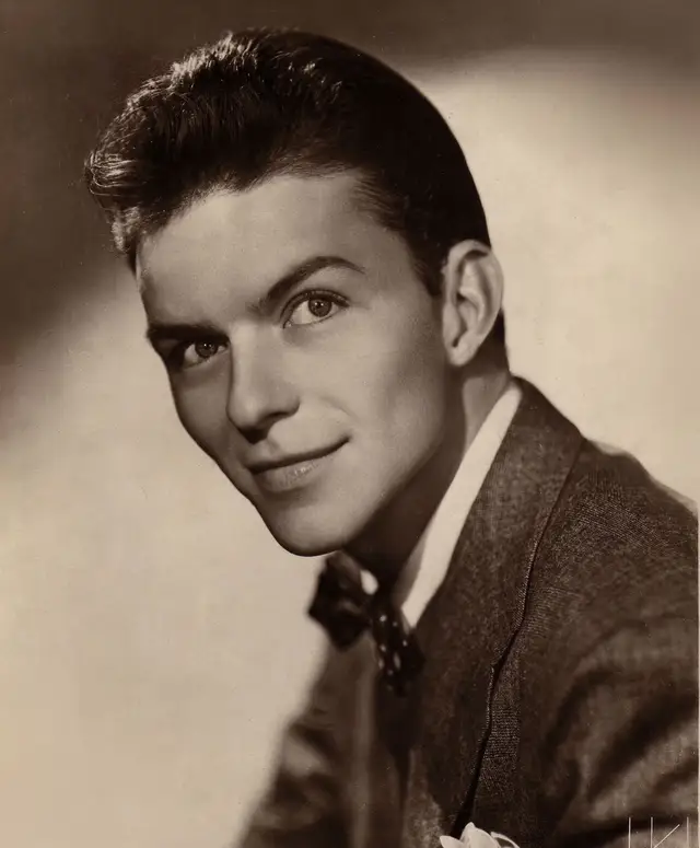 portrait of Frank Sinatra in 1940 | Scrolller