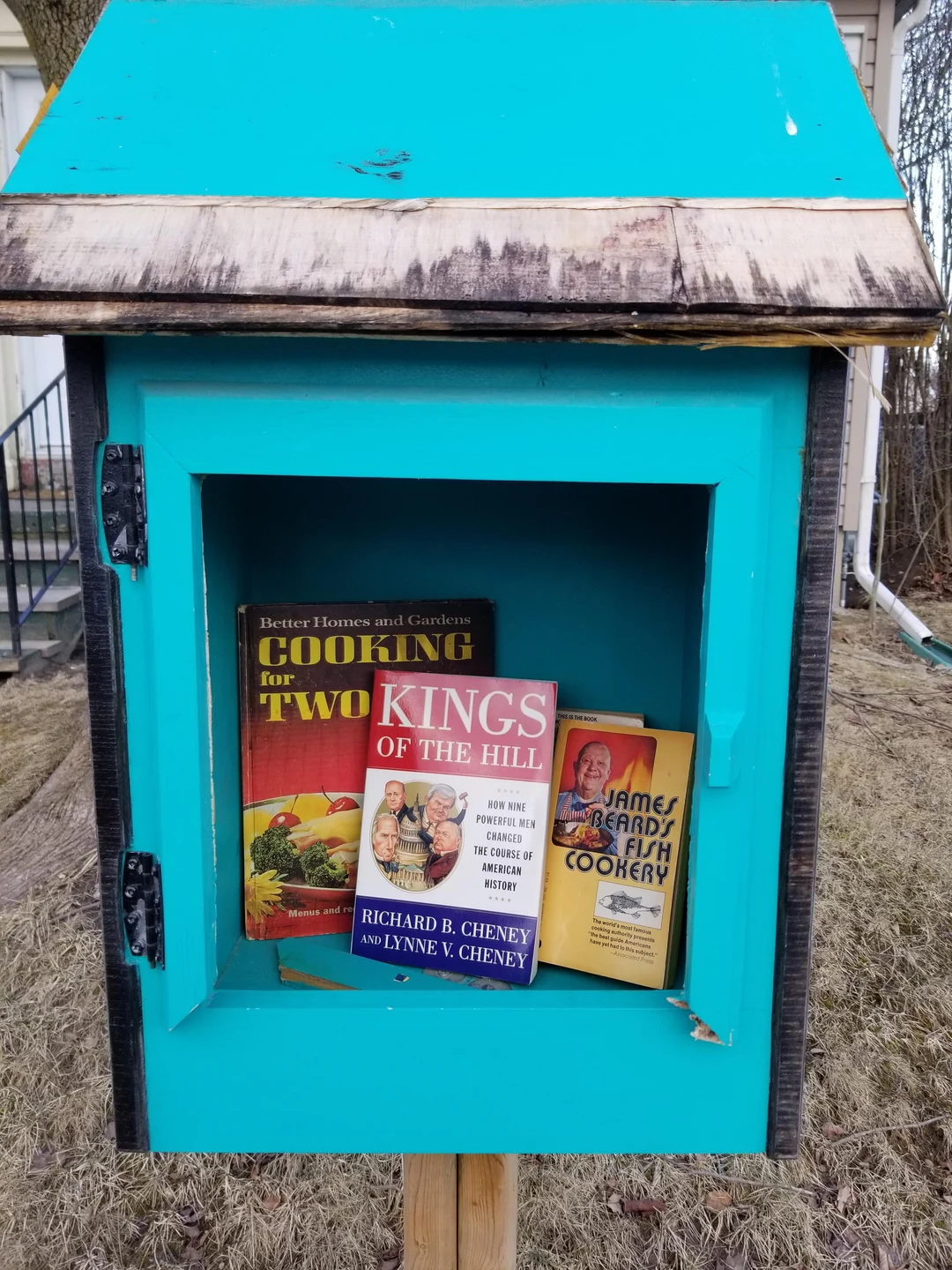 May I present... the saddest Little Library ever. | Scrolller