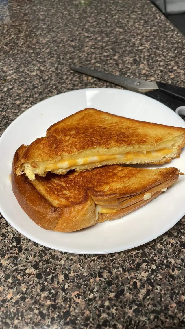 Grilled cheese with extra butter | Scrolller
