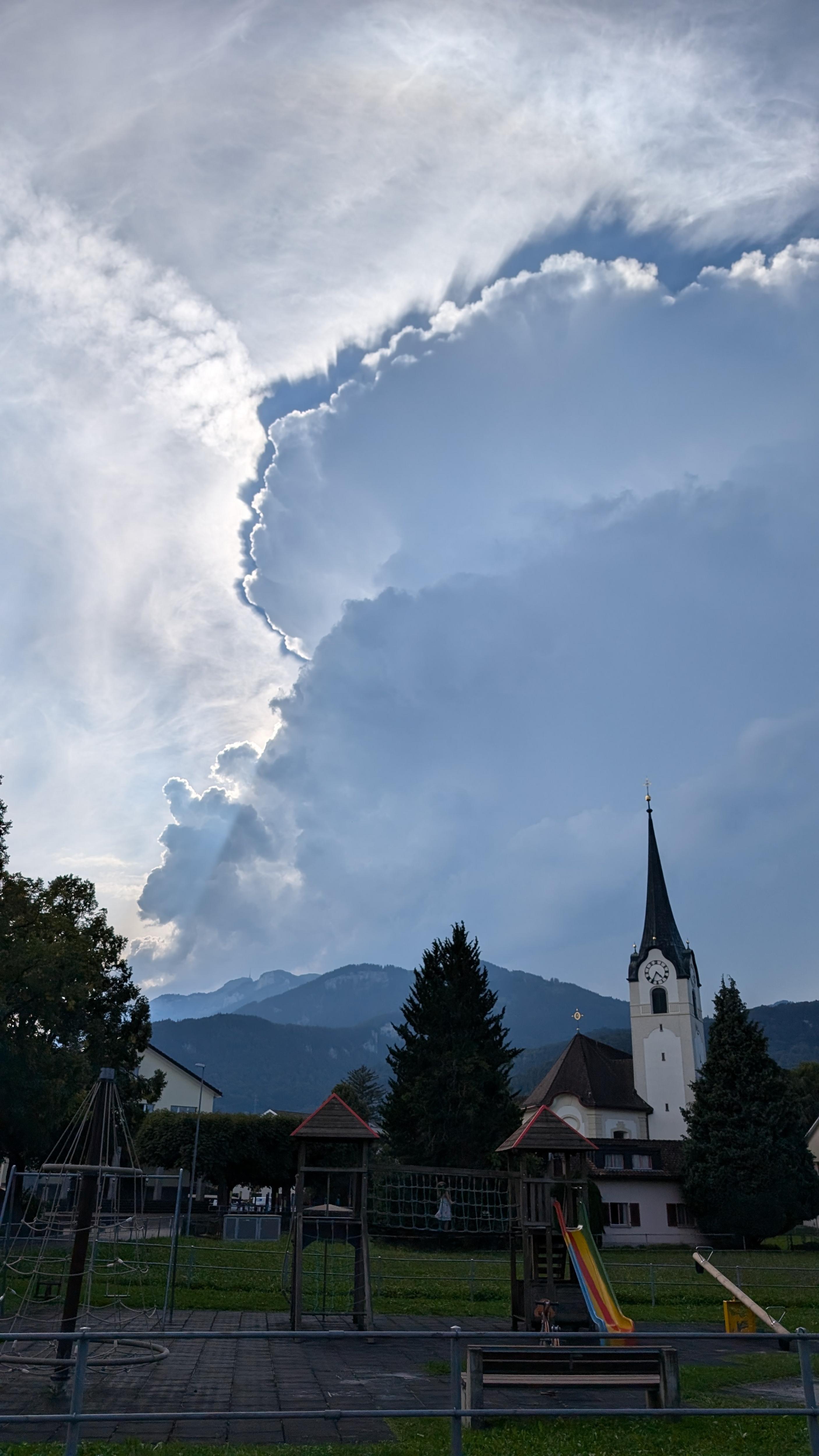 Can someone explain the "framing" of this cloud? | Scrolller