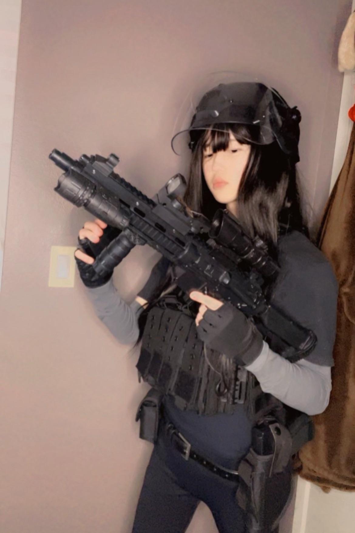 Knock, knock...generic tactical cosplay | Scrolller