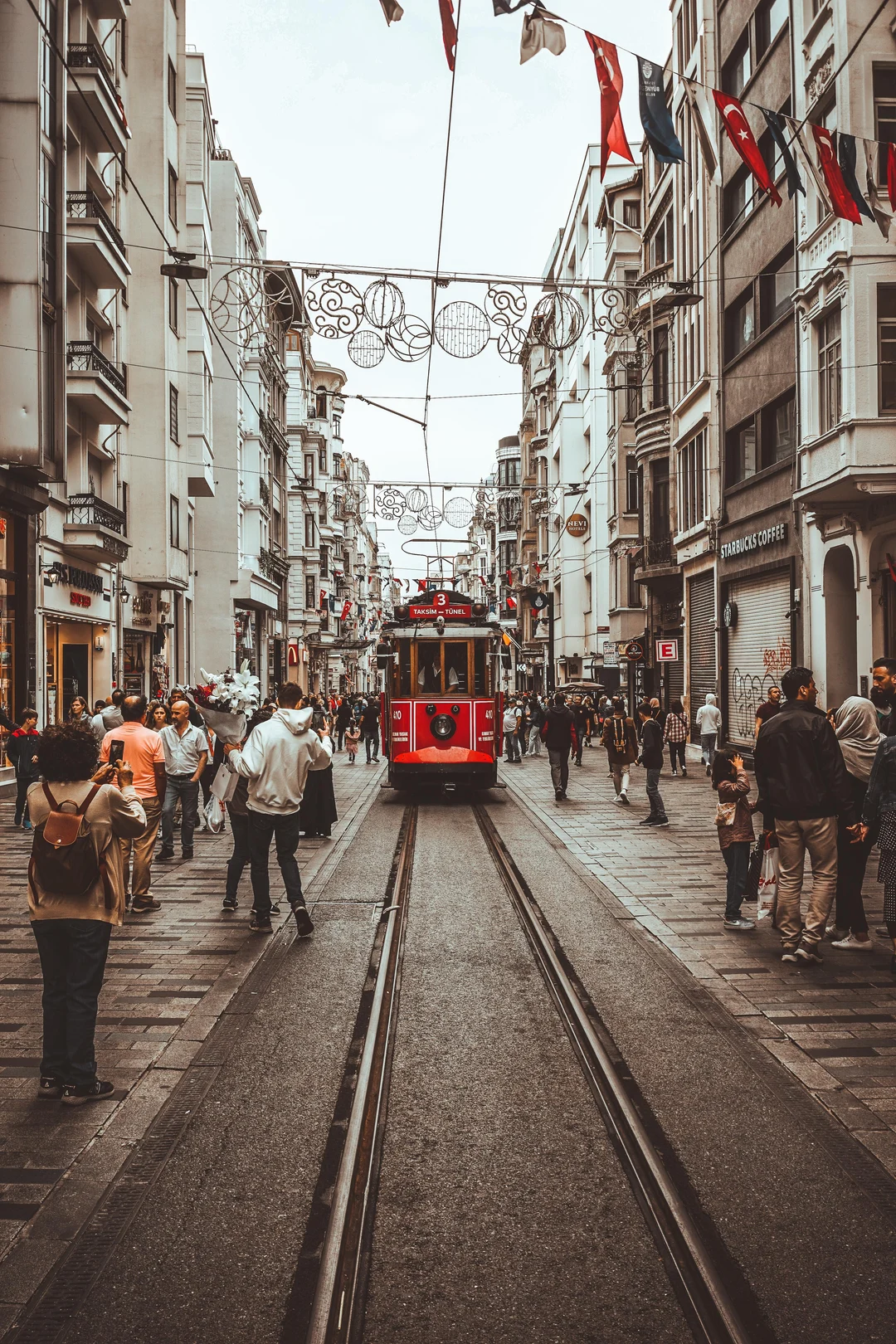 İstiklal Caddesi, İstanbul | Scrolller