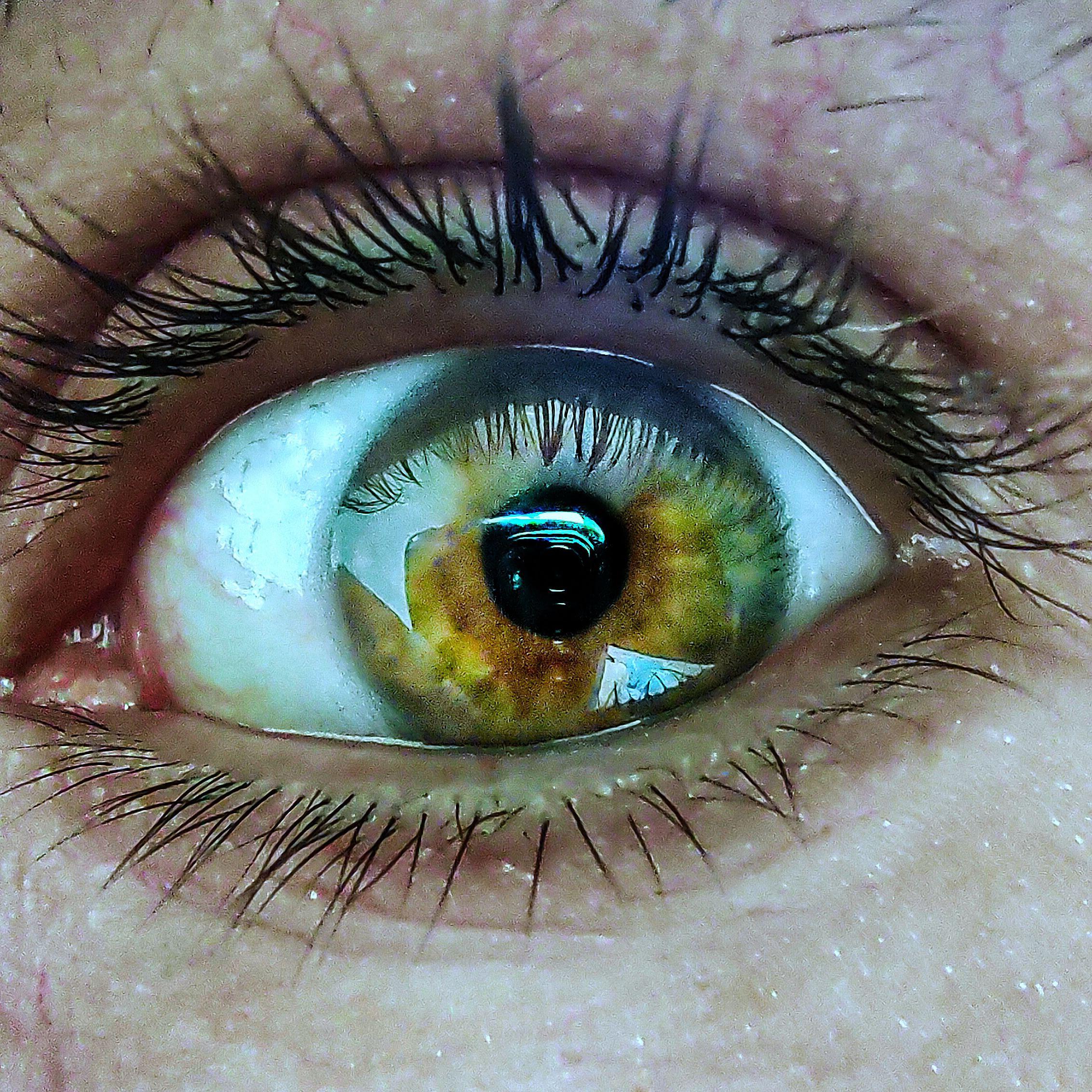 look into my eyes... you are now under my command! | Scrolller