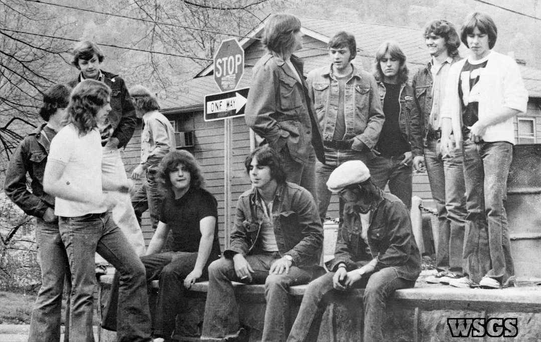 Smoker's corner 1975 | Scrolller