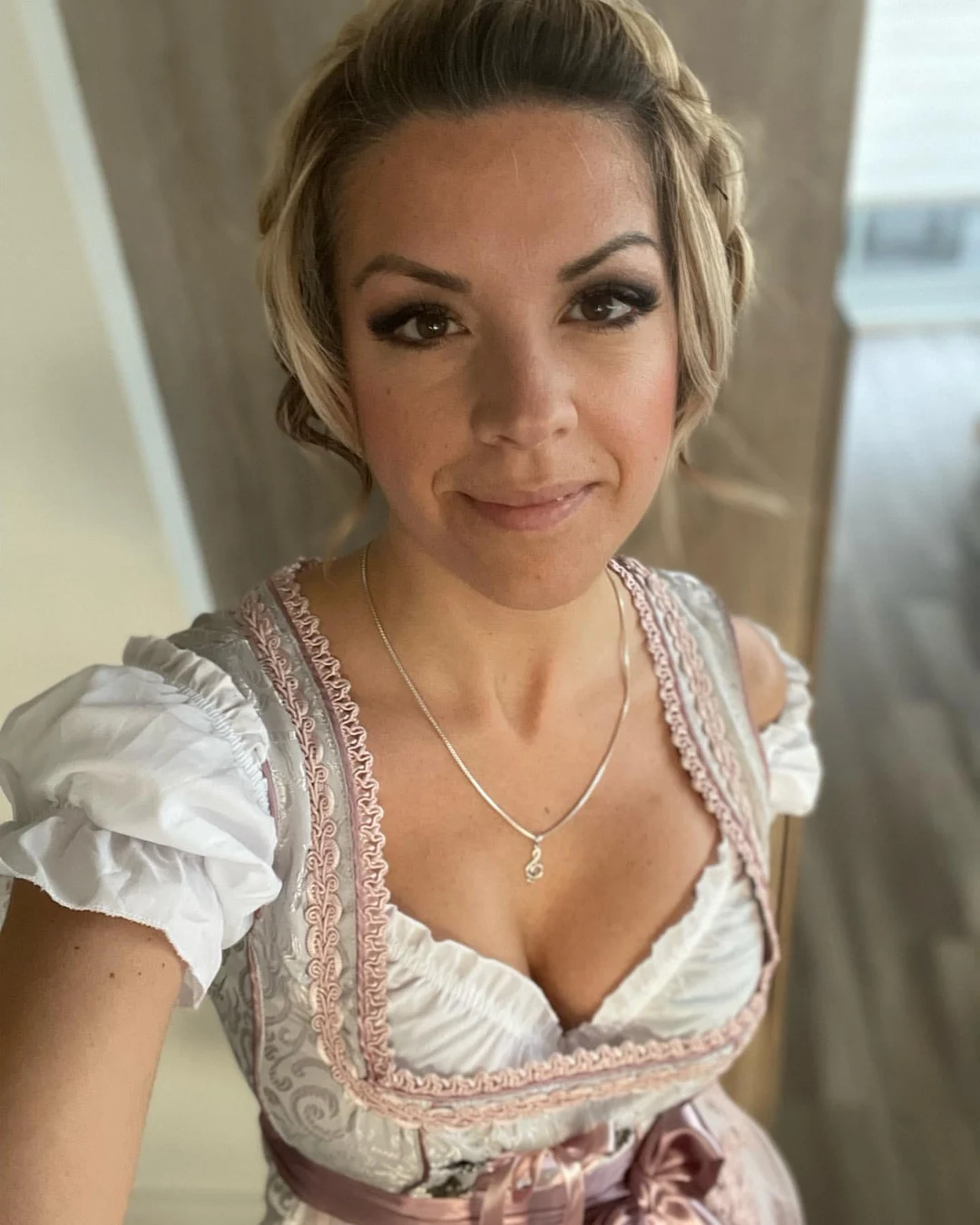 Dirndl | Scrolller