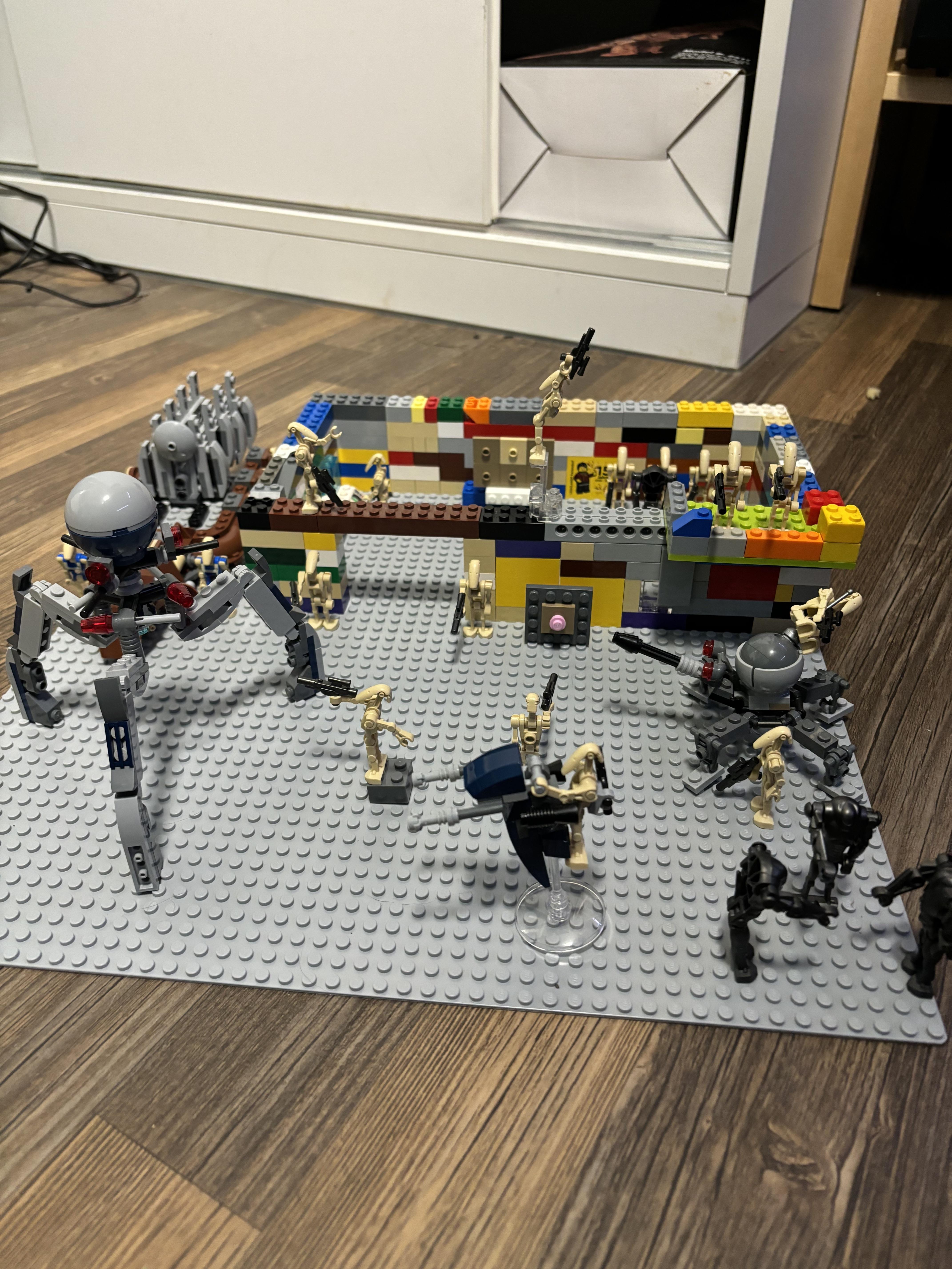 Made a battle droid base | Scrolller