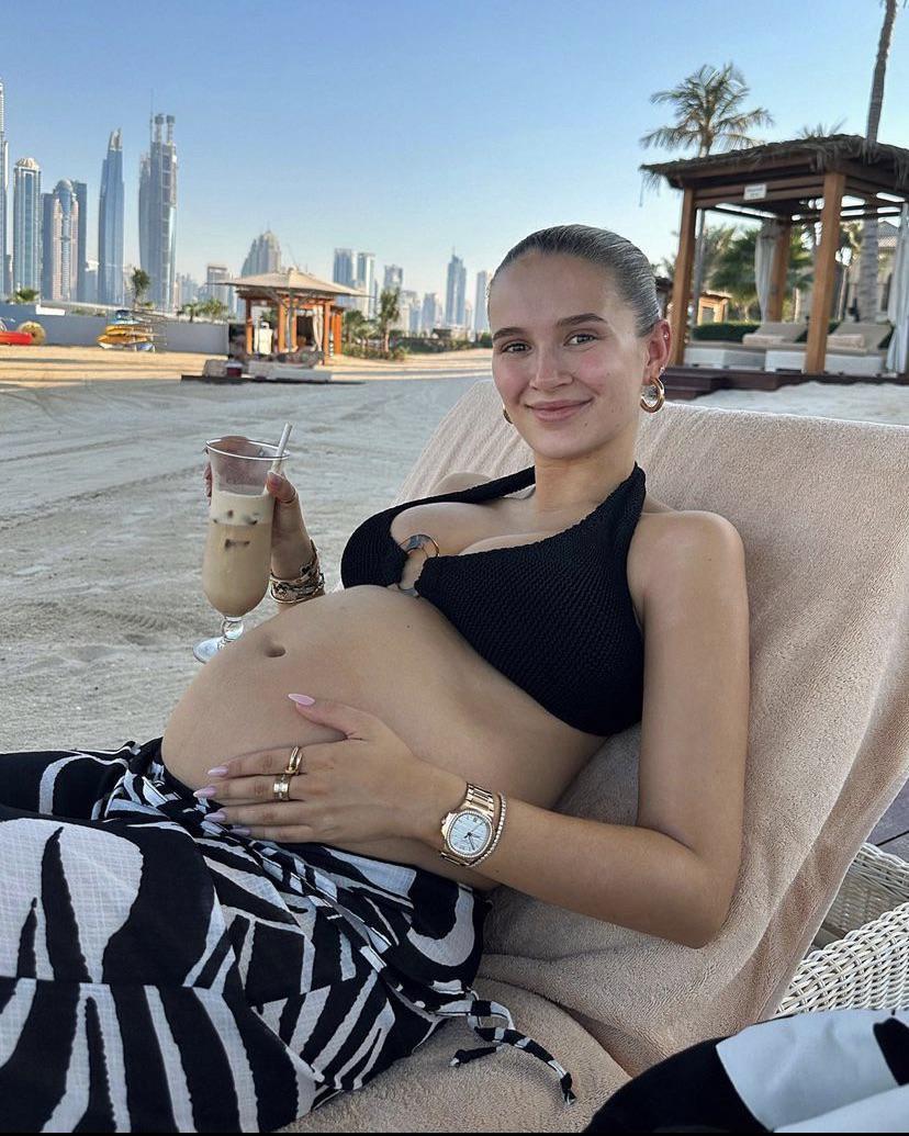 Obsessed with pregnant Molly Mae | Scrolller