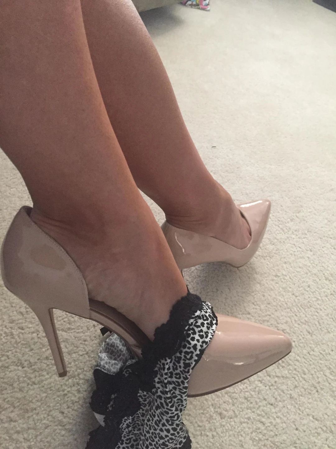 What’s hanging from my heel? 😘 | Scrolller