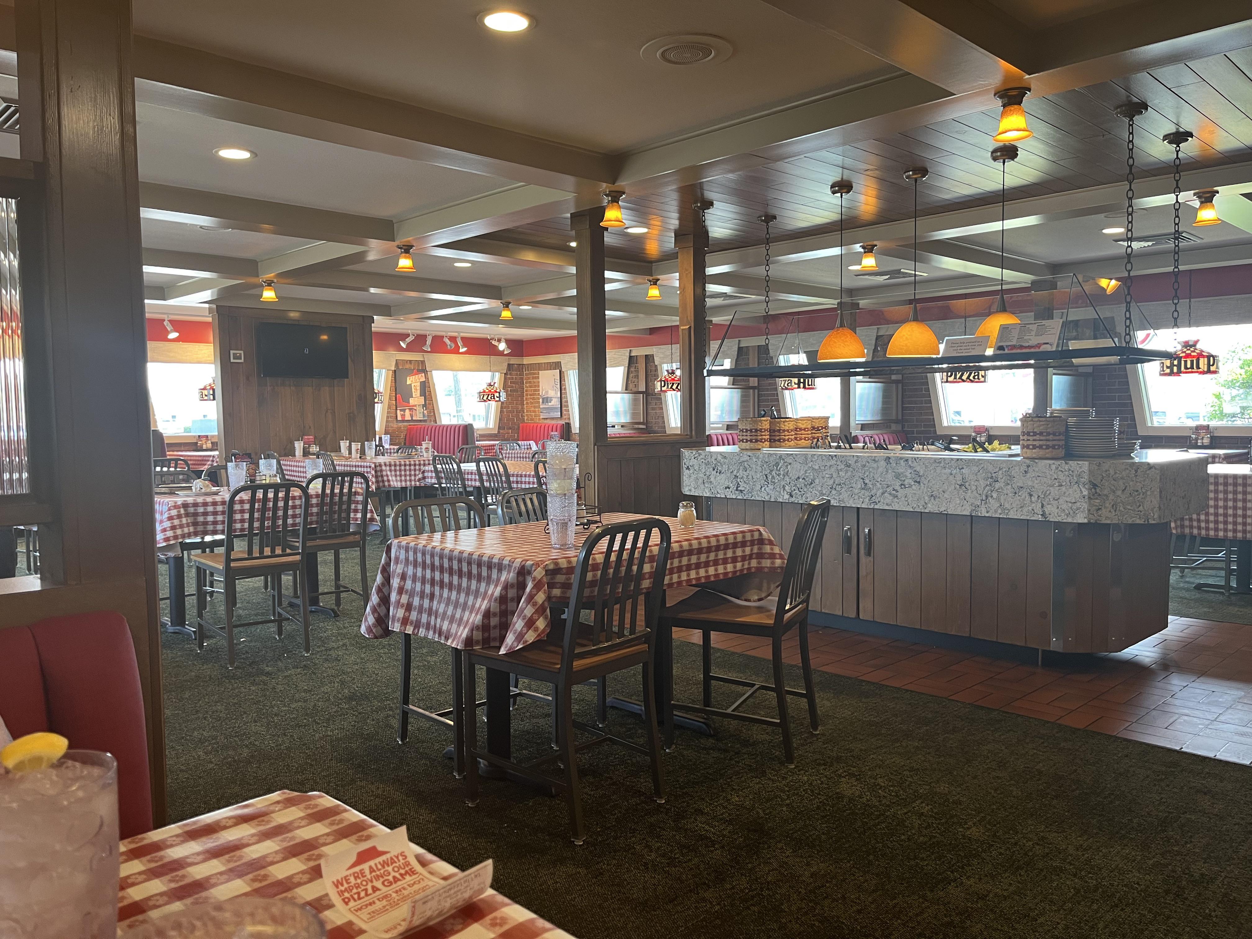 My local Pizza Hut hasn’t changed since the 80’s | Scrolller