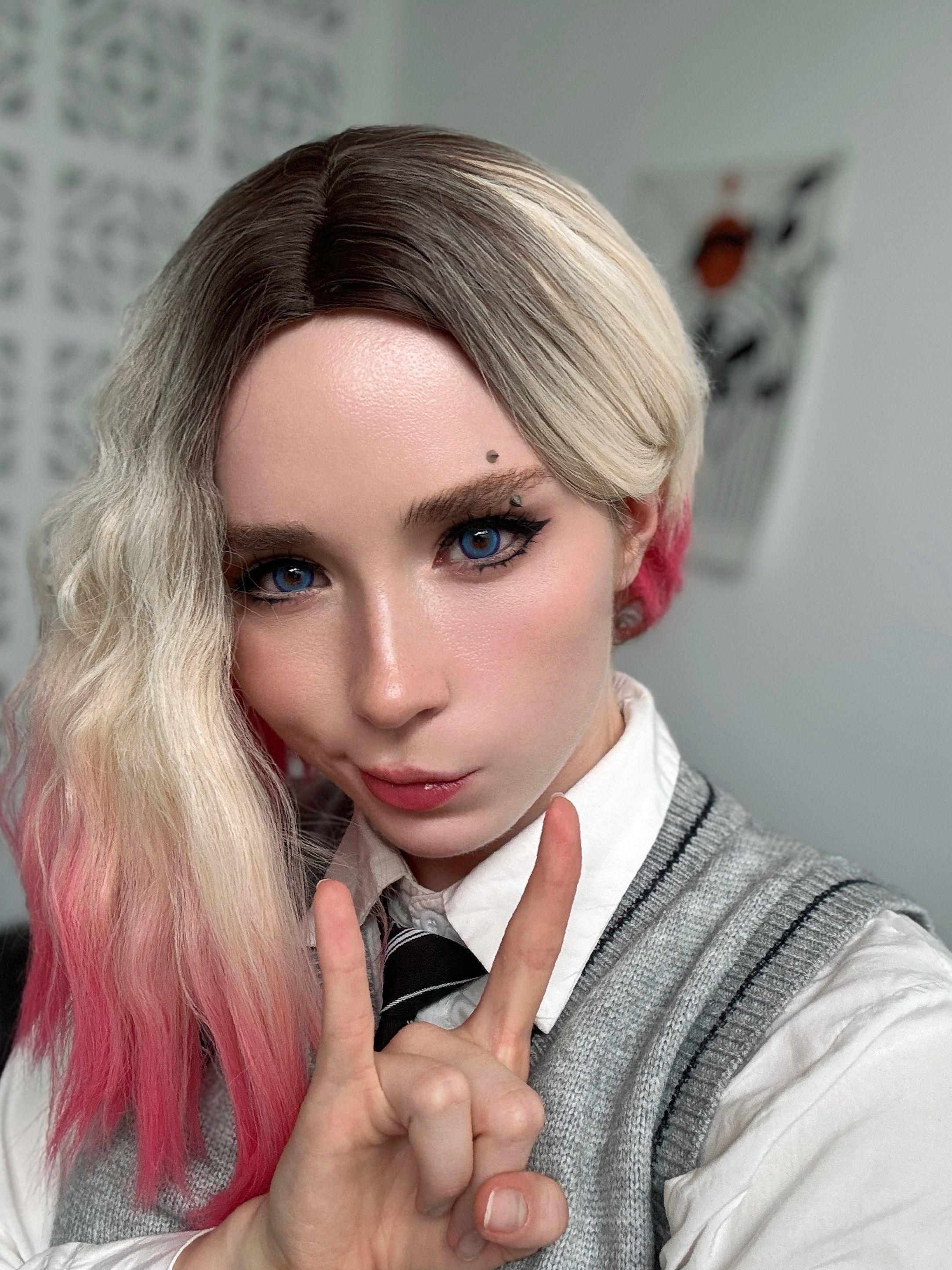 My Gwen Cosplay Scrolller