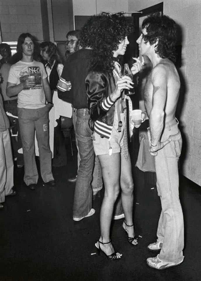 AC/DC's Bon Scott and a fan in 1978 | Scrolller