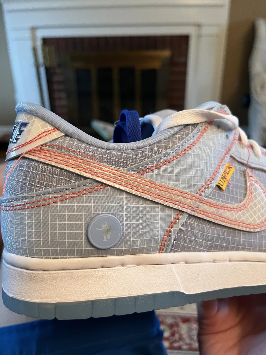 Does anyone know how I can remove this scuff on the badge? They came like this from snkrs ...