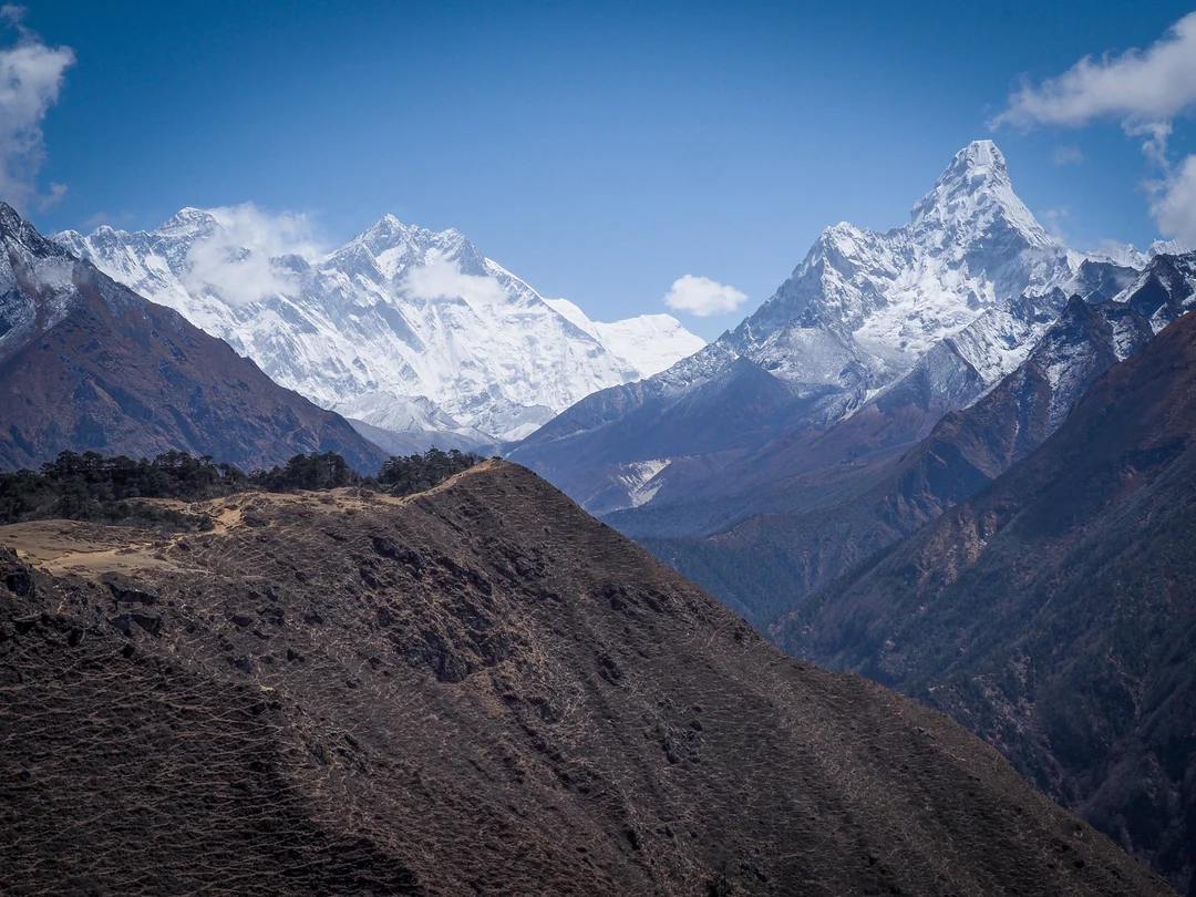 From left to right: Mount Everest in some fluffy clouds, Lhotse and Ama Dablam, Nepal [OC ...