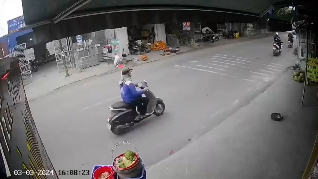 Robot vacuum cleaner had an accident | Scrolller